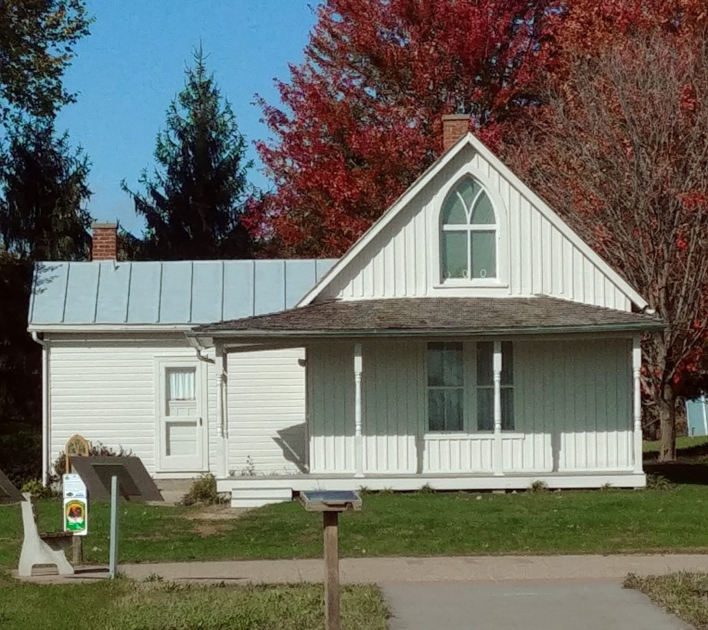 The Art Behind the American Gothic House and Center - Traveling Cheesehead
